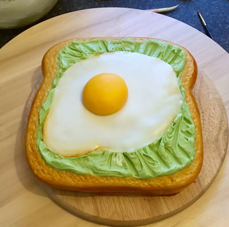 کیک تخم مرغ را تکان داد. کیک به شکل ساندویچر با تخم مرغ های تقلا 2725_11