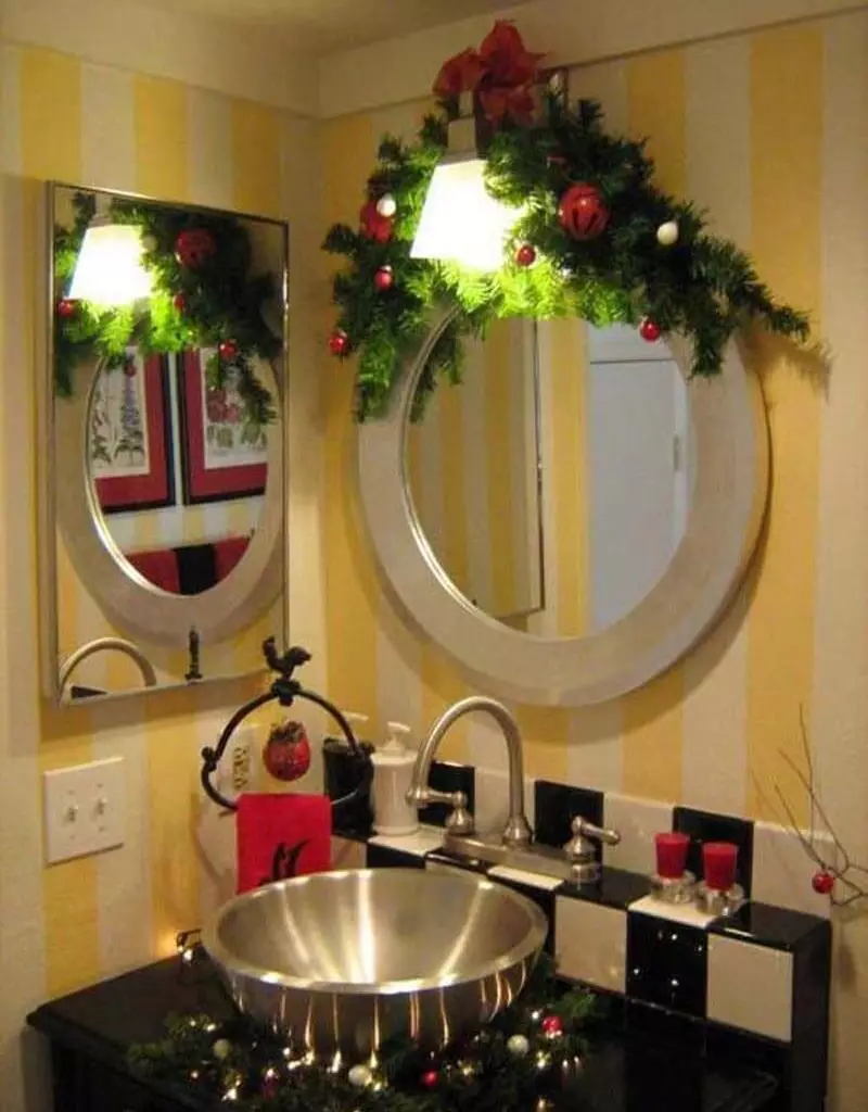 Hur man dekorerar badrummet för det nya året med egna händer?