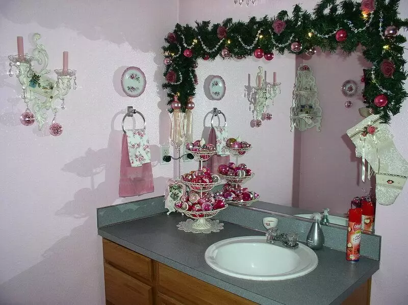 Hur man dekorerar badrummet för det nya året med egna händer? 2752_8