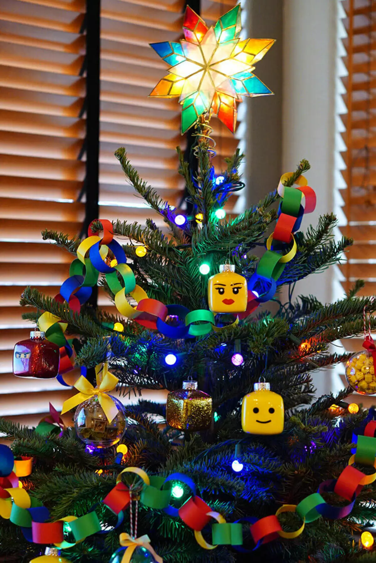 Lego ağacı. Lego tarzında yeni yıl ağacı nasıl dekore edilir? 2762_2