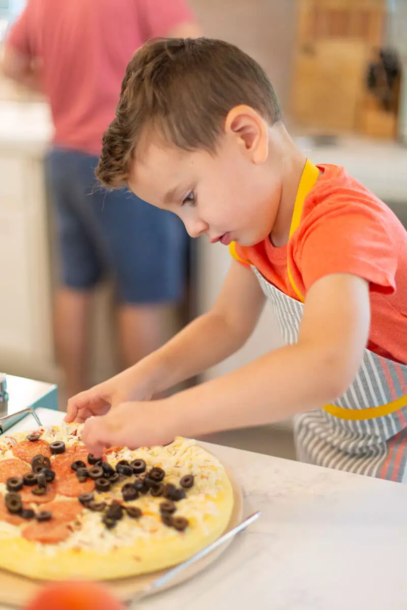 어린이 앞치마. 창의력을위한 앞치마 어린이 들림과 그들의 손으로 요리