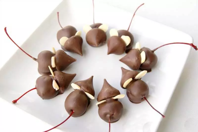 Cereja em camundongos de chocolate - bela sobremesa para o ano novo 2020 2784_2