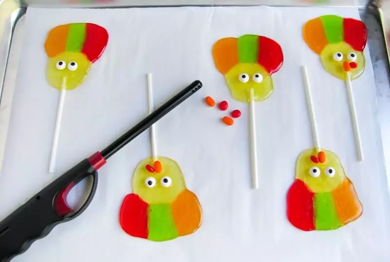 Kā padarīt lollipops? Lollipops uz sakņu nūjas ar savām rokām 2805_7