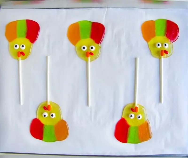 Kā padarīt lollipops? Lollipops uz sakņu nūjas ar savām rokām 2805_8