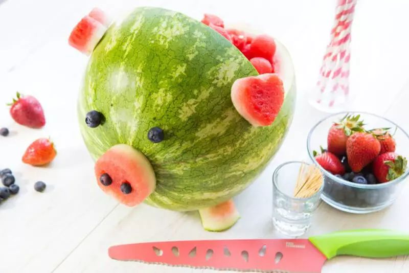 Piglets საწყისი watermelon. როგორ შესანახი ხილის სადღესასწაულო მაგიდასთან ახალი 2019 წლის? 2846_1