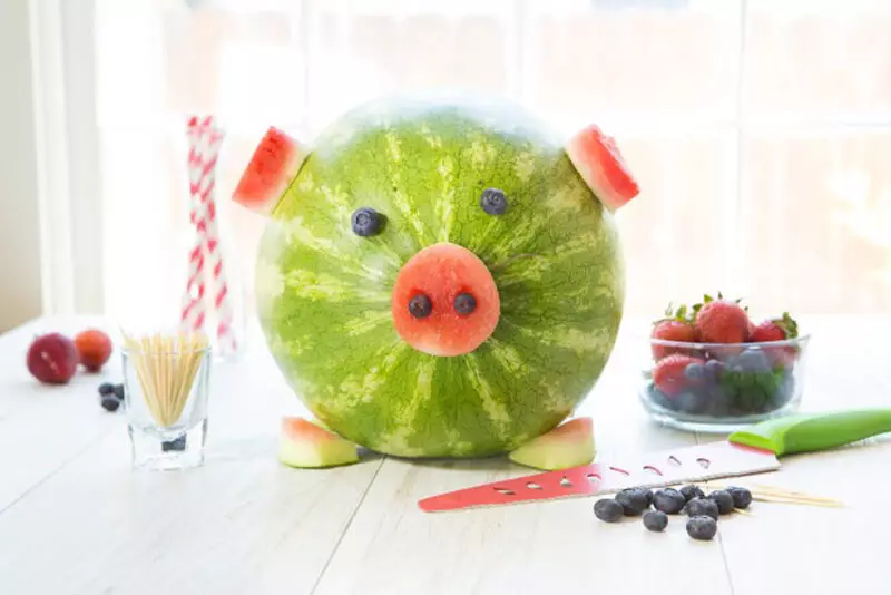 الخنازير من البطيخ. كيفية إطعام الفاكهة إلى طاولة احتفالية لعام 2019 الجديدة؟ 2846_2