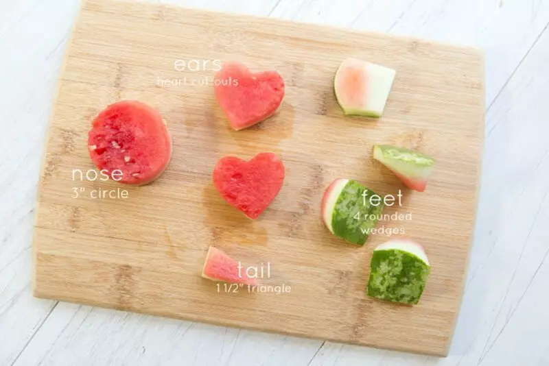 Biglets dari semangka. Bagaimana cara memberi makan buah ke meja meriah ke tahun 2019 yang baru? 2846_4