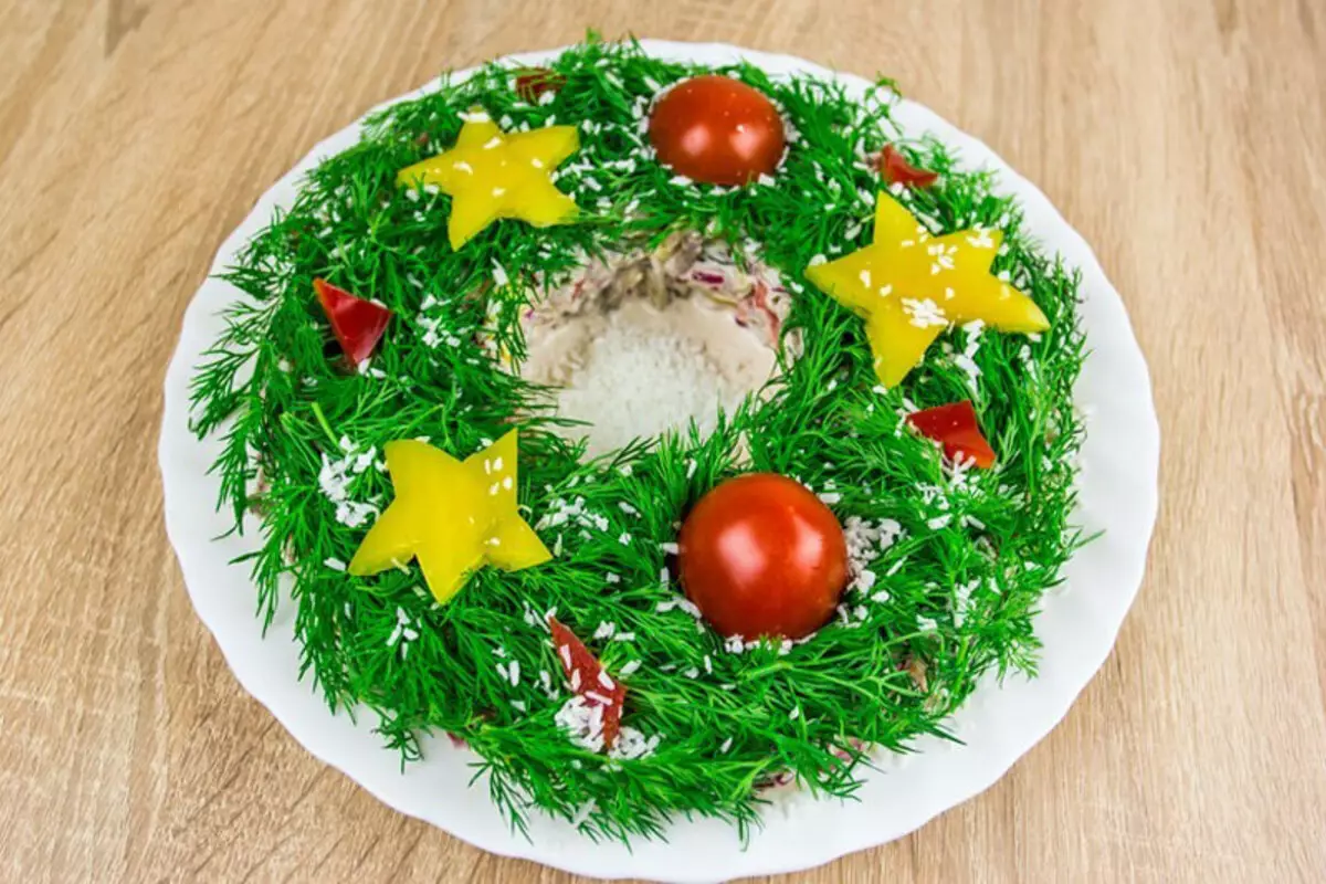 How to decorate a salad for new year and christmas 2853_17