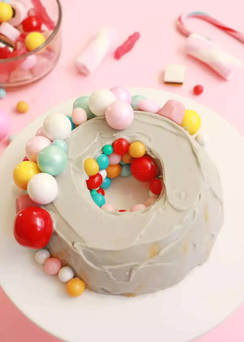 Hur man dekorerar en tårta för det nya året med godis?