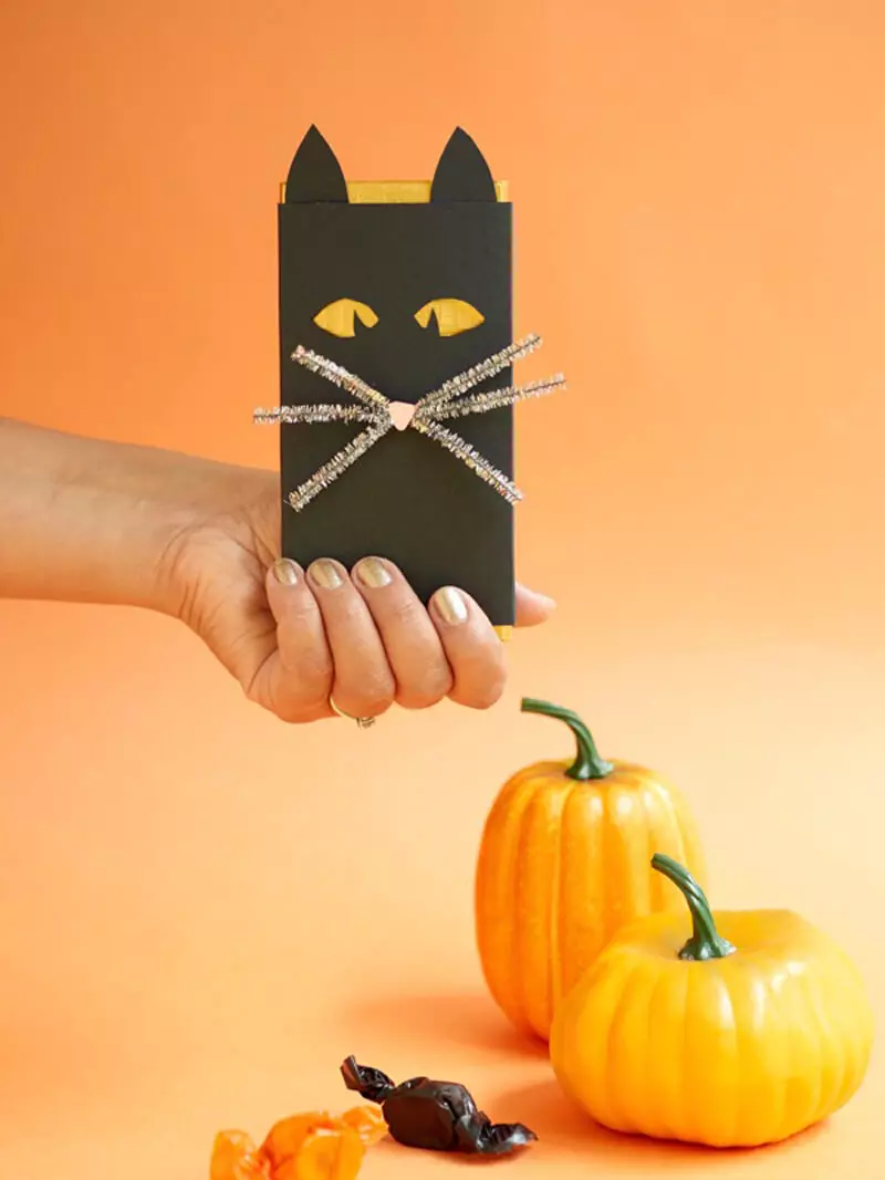 Hogyan kell csomagolni egy csokoládét egy macska formájában Halloween?