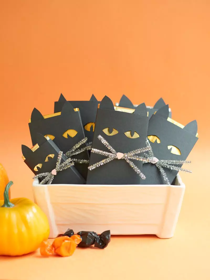 Bagaimana untuk membungkus coklat dalam bentuk kucing di Halloween?