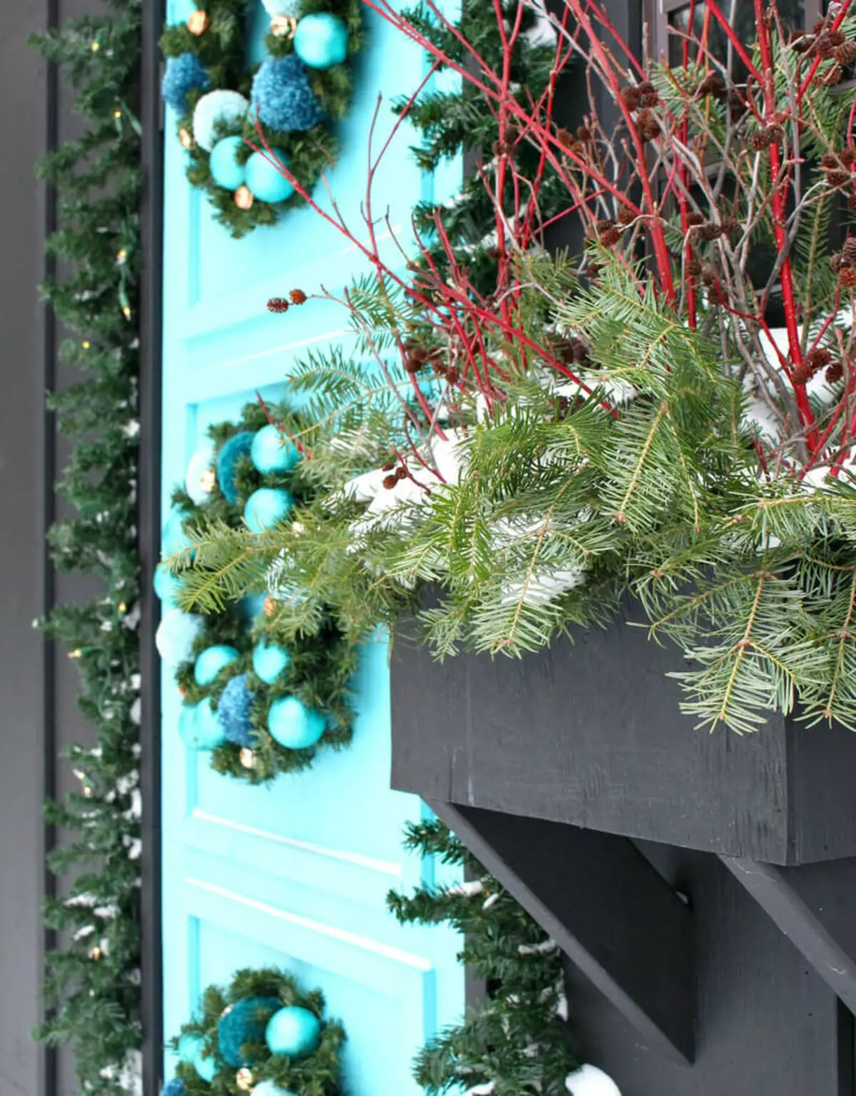 如何裝飾房子的入口到新的一年，聖誕節自己做到了