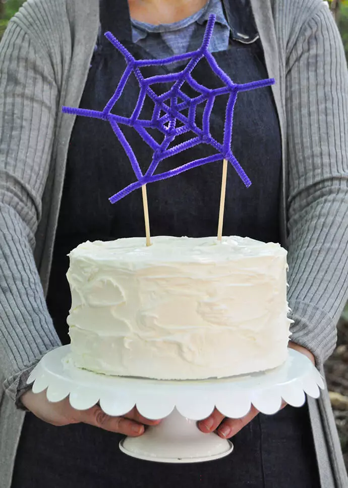 Tårta på Halloween. Hur man dekorerar en tårta på Halloween Web? 2904_11