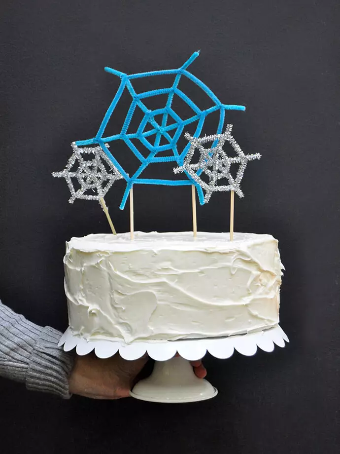 Tårta på Halloween. Hur man dekorerar en tårta på Halloween Web? 2904_2