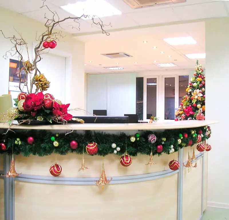 Hvordan dekorere kontoret for det nye året med egne hender stilig og original? 2921_19