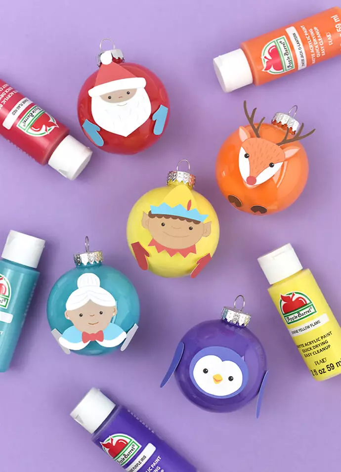 Hvordan dekorere en jule leketøy med egne hender?