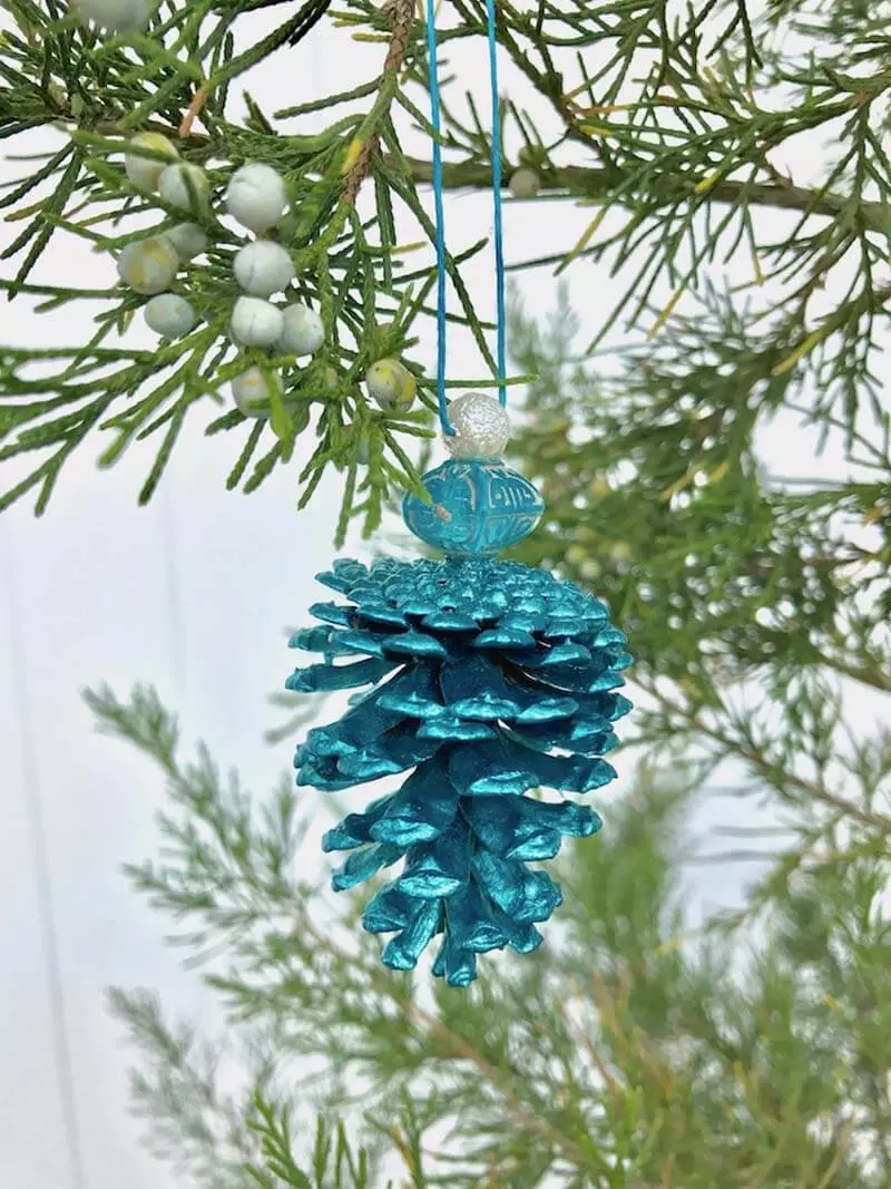 Jouets d'arbres de Noël faits de cônes avec leurs mains 2959_2