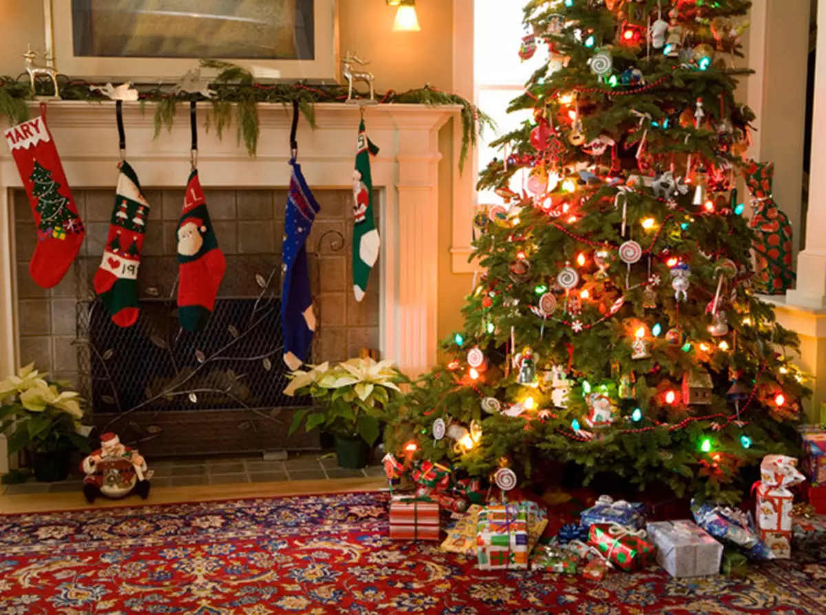 Si të dekoroj nën pemën e Krishtlindjes?