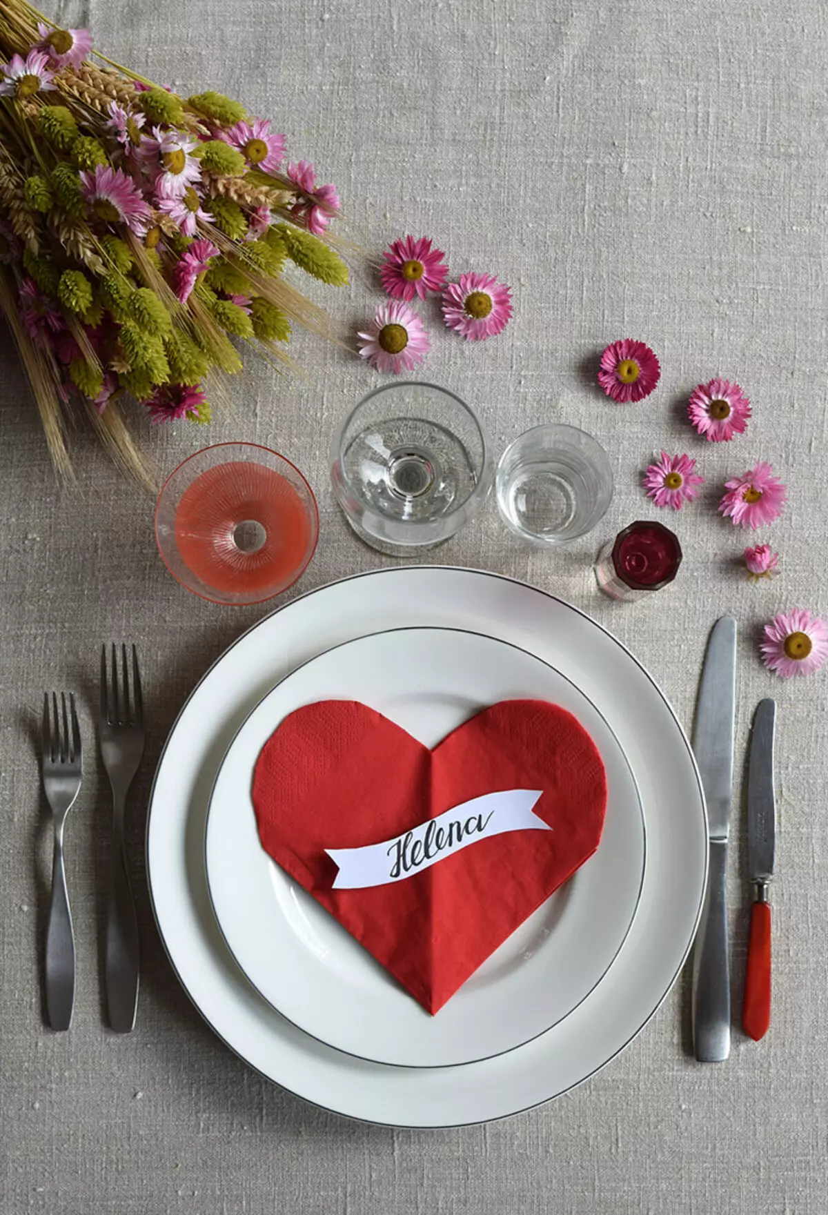 从餐巾的心脏。情人节，婚礼或浪漫晚餐的桌子的装饰 2999_1