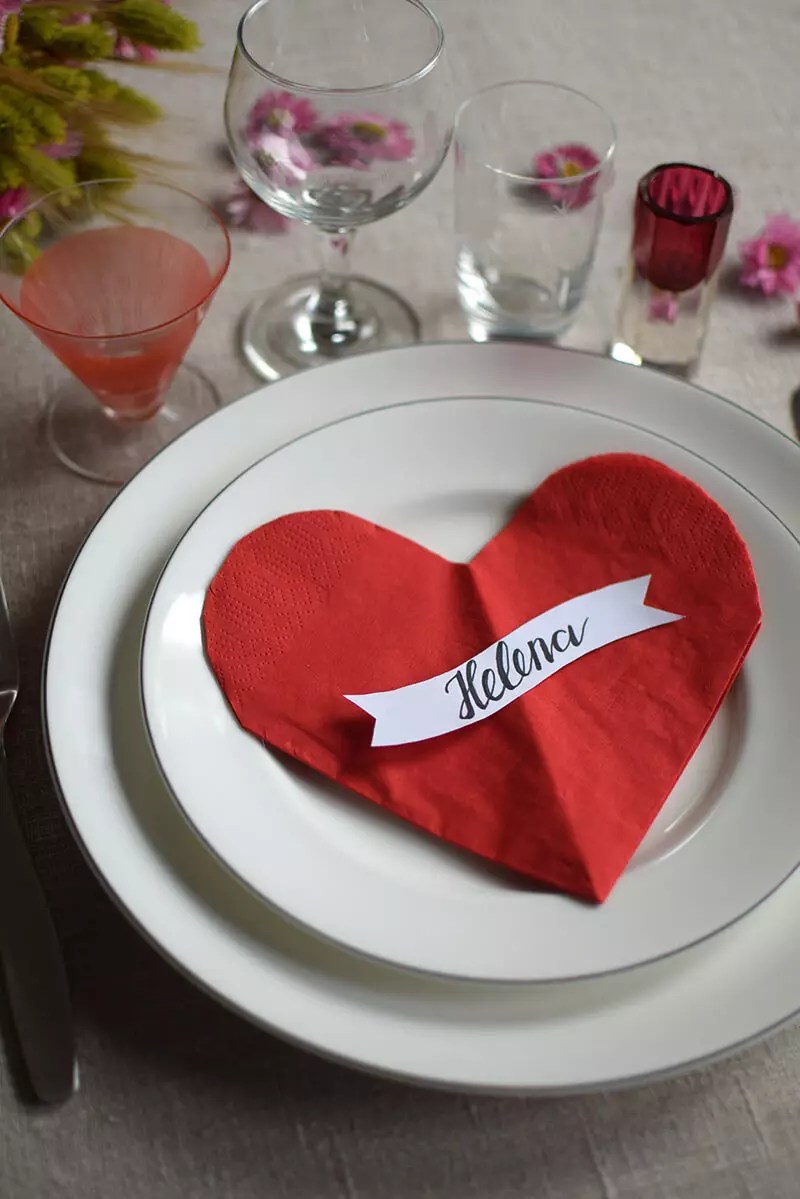 نیپکن سے دل ویلنٹائن ڈے، شادی یا رومانٹک رات کے کھانے کے لئے میز کی سجاوٹ 2999_2