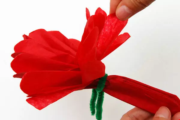 Bunga melakukannya sendiri dari kertas. Bagaimana untuk membuat bunga dengan tangan anda sendiri? 3003_9