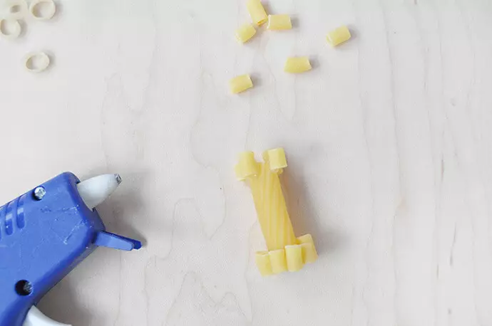 Crafts from macaroni. How to make chess do it yourself?