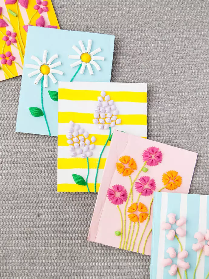 8 مارچ کو بچوں کے پوسٹ کارڈز اپنے آپ کو کرتے ہیں. مارکر سے پھول