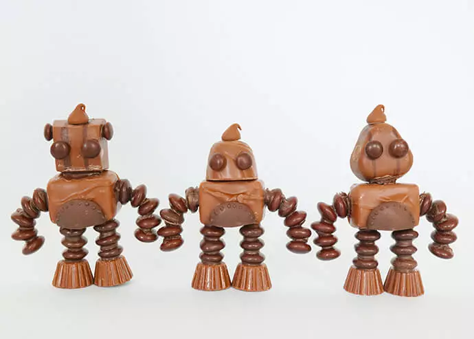 Bi o ṣe le ṣe robot kan pẹlu ọwọ chocolate ọwọ tirẹ? 3090_1