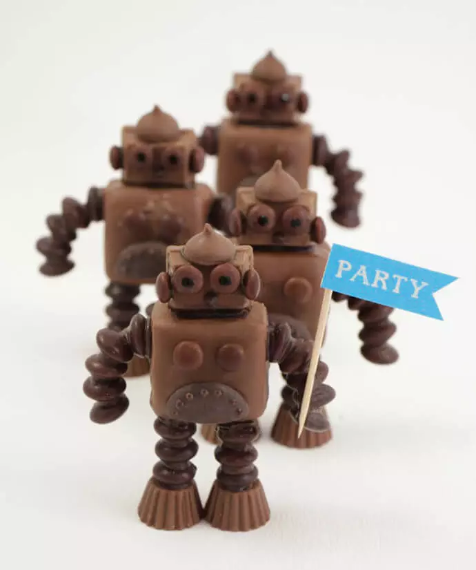 Bi o ṣe le ṣe robot kan pẹlu ọwọ chocolate ọwọ tirẹ? 3090_10