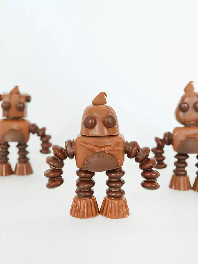 Bi o ṣe le ṣe robot kan pẹlu ọwọ chocolate ọwọ tirẹ? 3090_12