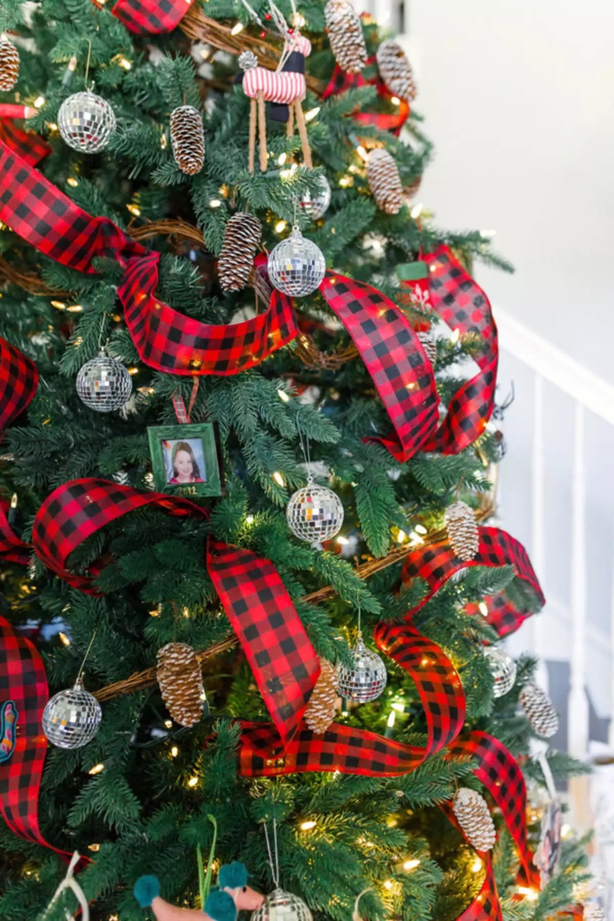 Wie dekorieren Sie den Weihnachtsbaum mit einem Band? 309_14