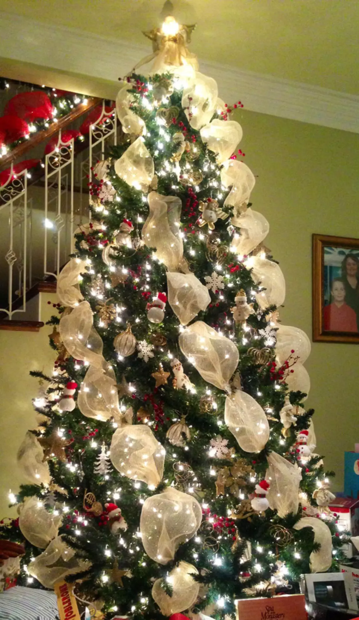 Wie dekorieren Sie den Weihnachtsbaum mit einem Band? 309_3