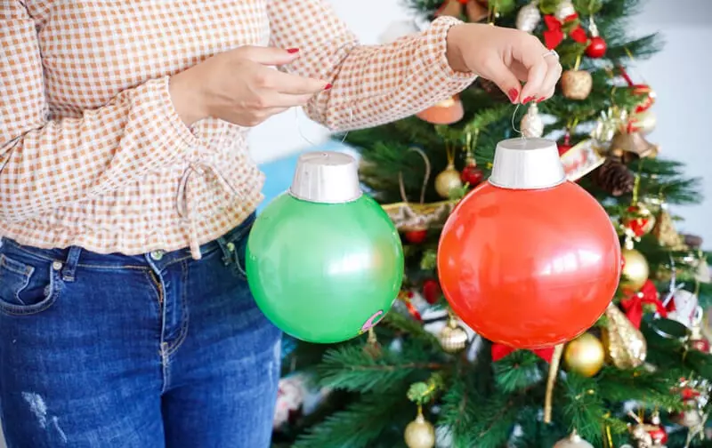 Grandes bolas de navidad. ¿Cómo hacer una gran bola de Navidad con sus propias manos? 315_1
