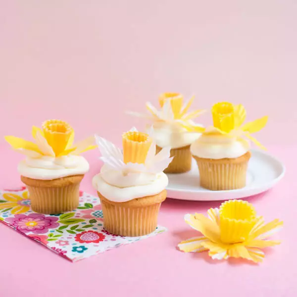 Како да направите Daffodils го направите тоа сами? Toppers за торта и капи го прават тоа сами 3165_6