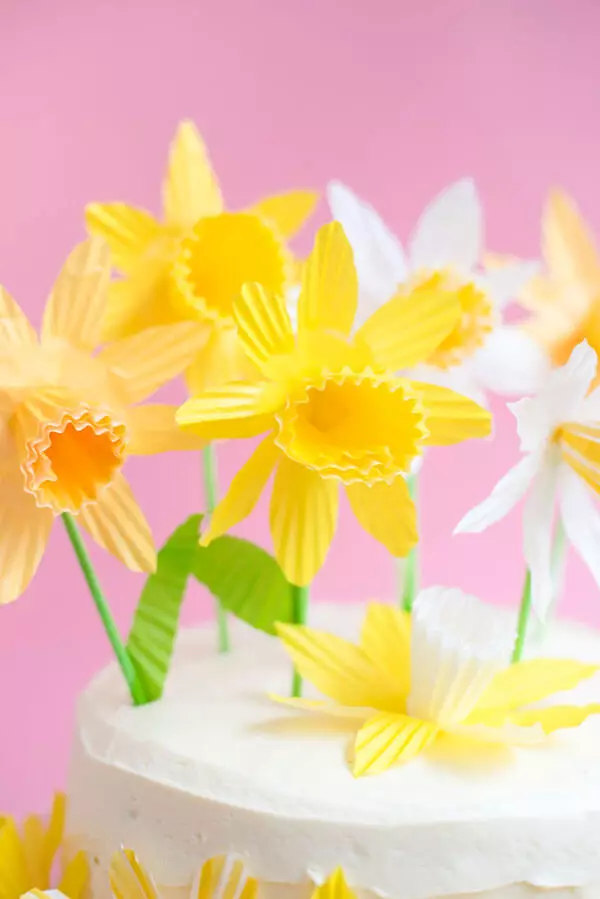 วิธีที่จะทำให้ Daffodils ทำด้วยตัวเอง? toppers สำหรับเค้กและหมวกทำด้วยตัวเอง 3165_7