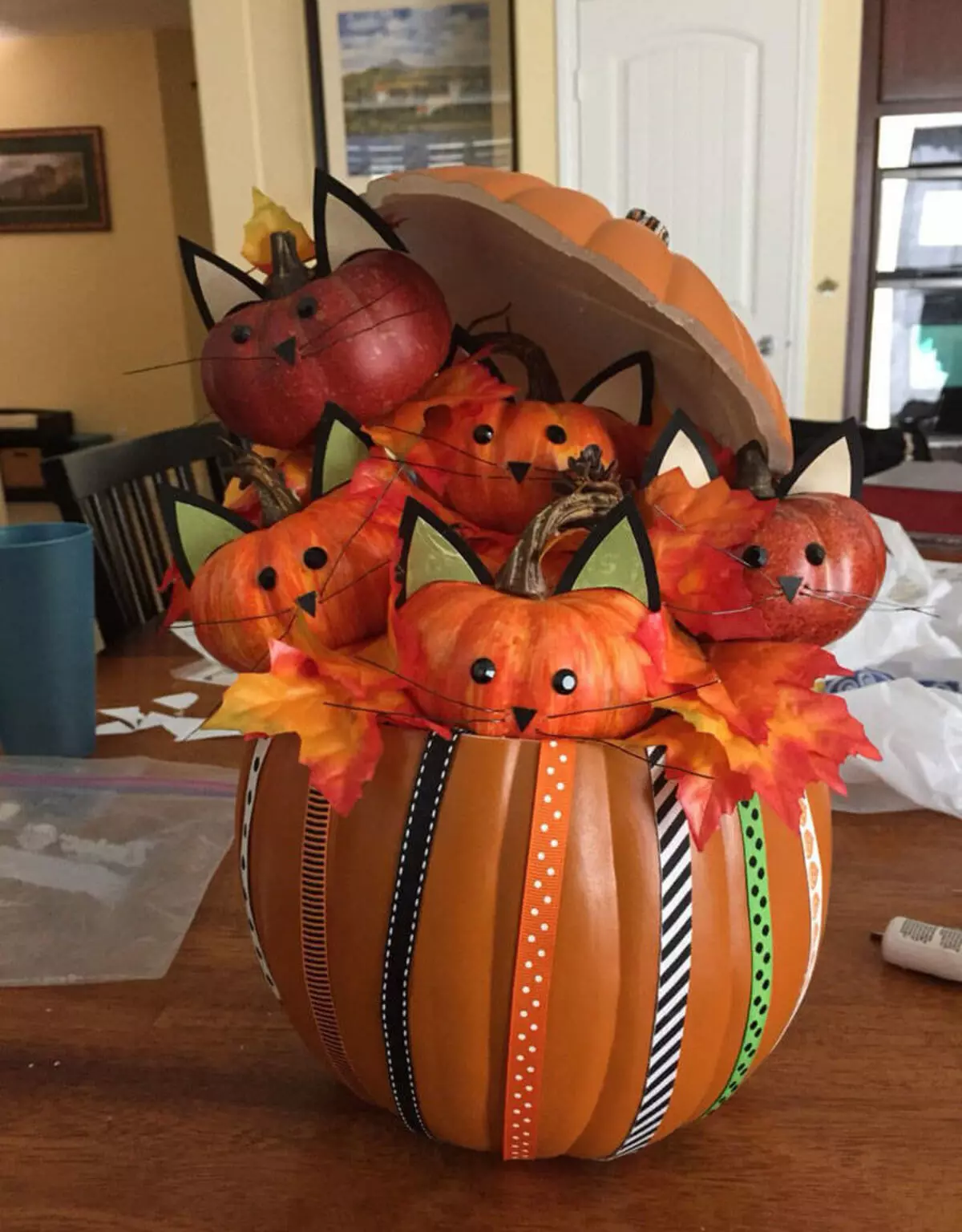 Artesanía de Pumpkin. Artesanía de cabaza sobre o tema do outono e Halloween