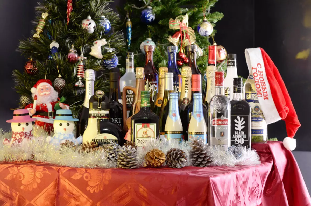Πώς να διακοσμήσετε ένα αλκοολούχο κατάστημα για το νέο έτος; 316_11