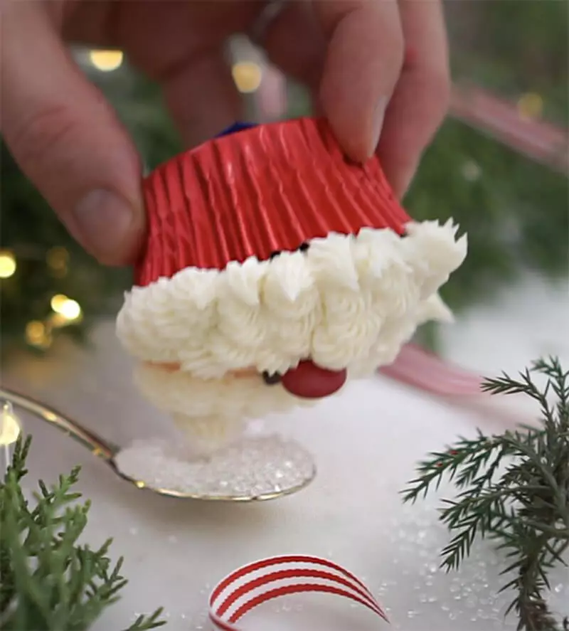 Hur vackert dekorera muffins för det nya året med egna händer? 318_28