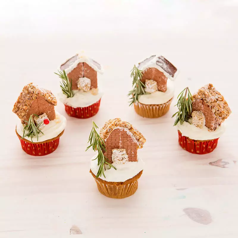 Hur vackert dekorera muffins för det nya året med egna händer? 318_30