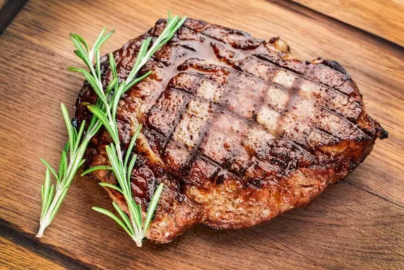 스테이크를 요리하는 방법? 테이블에 완벽하게 구워진 고기를 만드는 방법은 무엇입니까? 3204_5