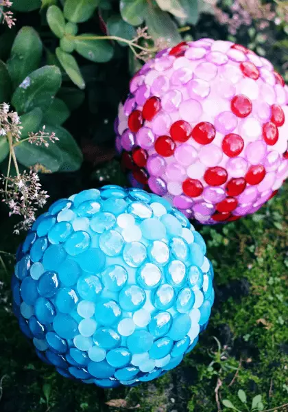 Bola kebun. Bagaimana membuat bola dekoratif untuk taman dan melakukannya sendiri? 3228_14
