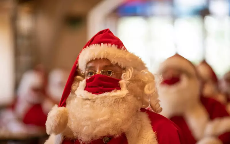Медицина маскасы клип сәнгатендәге Санта Клаус алдында