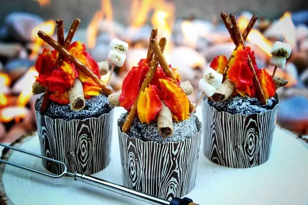 چگونه می توان یک کیک کوچک را به شکل آتش در خانه تزئین کرد؟
