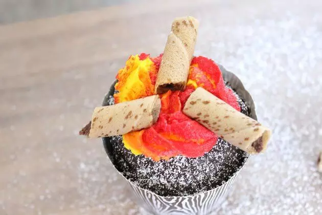 Hvordan dekorere en cupcake i form av en brann hjemme? 3341_13