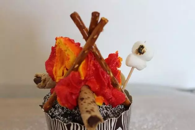 How to decorate a cupcake in the form of a fire at home? 3341_18