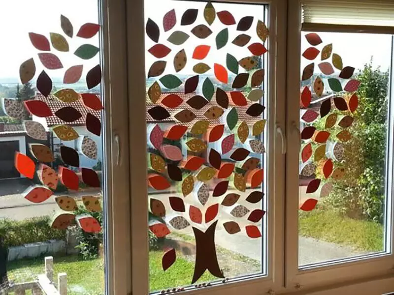 ¿Cómo decorar la ventana a las vacaciones de otoño en kindergarten y escuela?