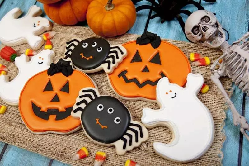 Stencils maka gingerbread na Halloween