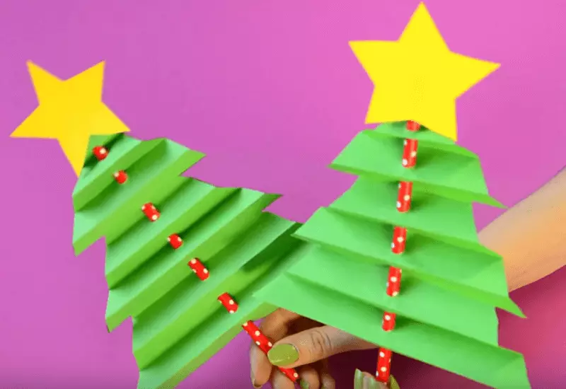 Elleri ile renkli kağıt Noel ağacı
