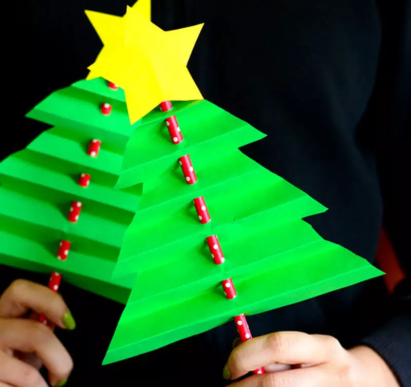 Farbiger Papier-Weihnachtsbaum mit ihren Händen 3473_1