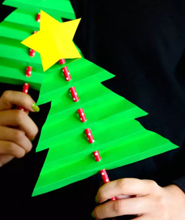 Obojena papirna božićna drvca s rukama 3473_2